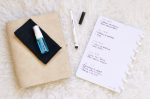 Hoe krijg je rust in je hoofd? (15 praktische tips & oefeningen)