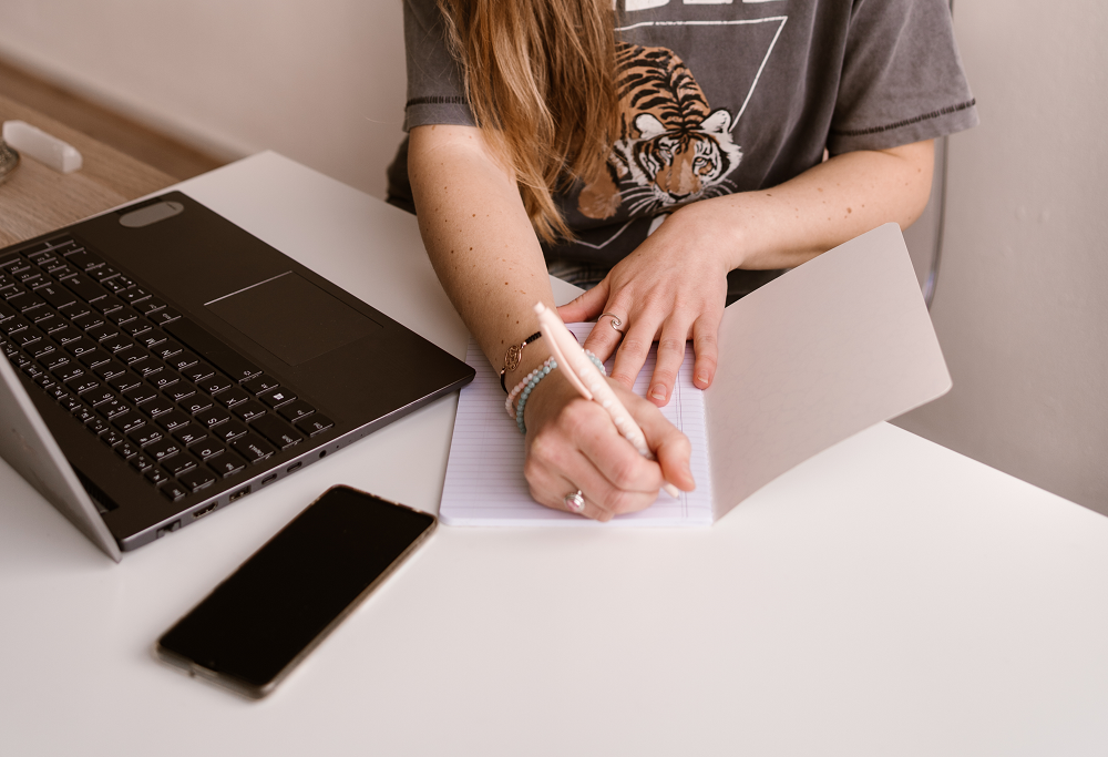 Verslaafd aan je mobiel? (20 simpele telefoonverslaving tips)